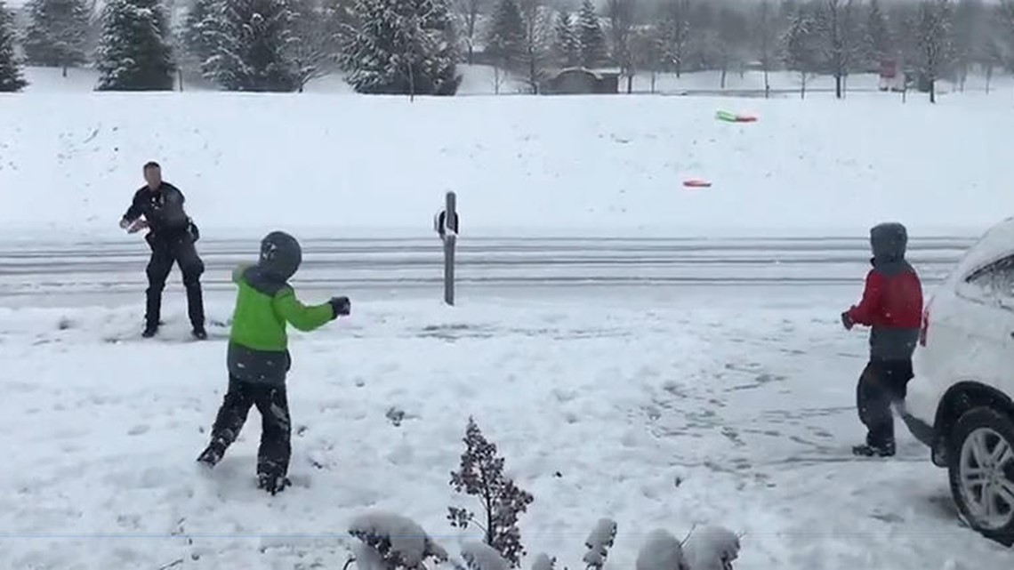 Watch Indiana police officer join kids' snowball fight | wusa9.com