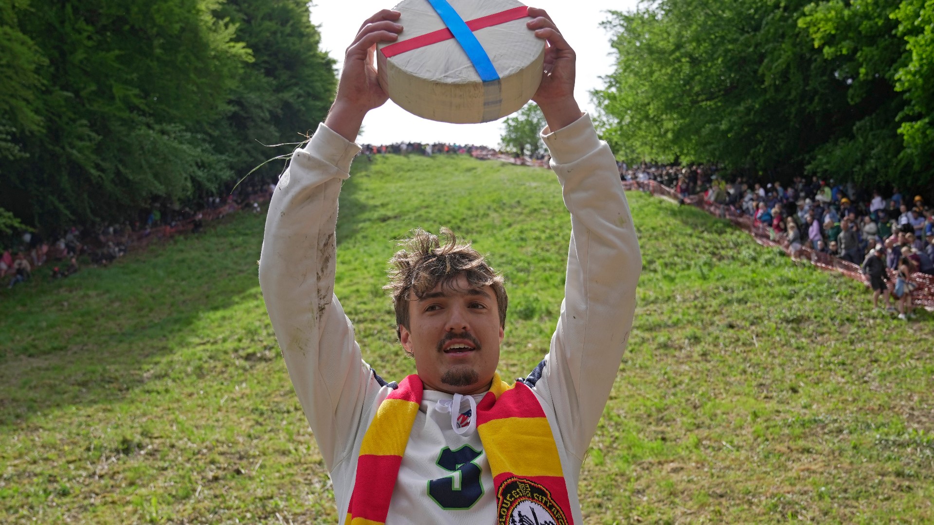 American man wins chaotic UK race chasing cheese down a hill | wusa9.com