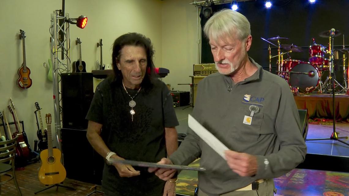 Alice Cooper thanks Arizona man who found his credit card at a gas ...