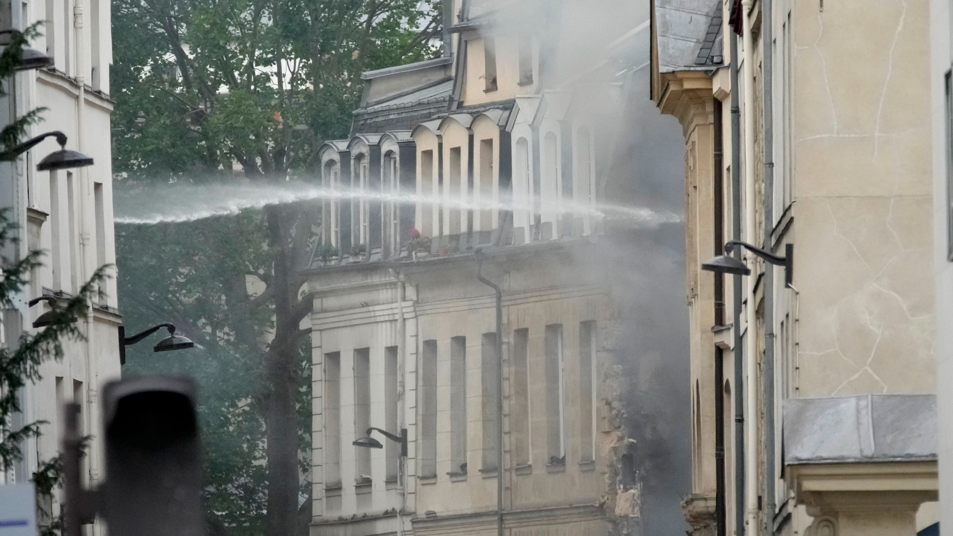 Paris explosion leaves 24 injured, ignites fire in French capital ...