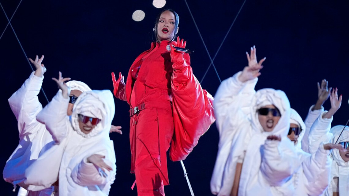 WATCH: Super Bowl halftime show pregnant Rihanna soars | wusa9.com