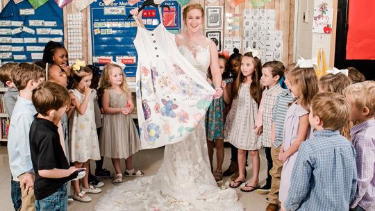 Teacher takes adorable wedding photos with kindergarteners | wusa9.com