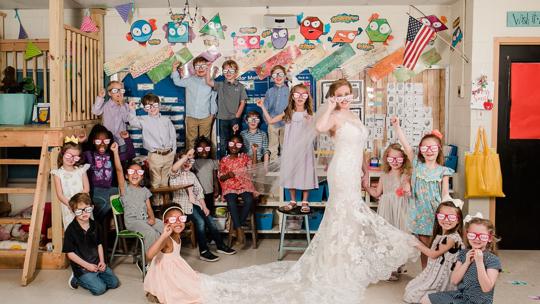 Teacher takes adorable wedding photos with kindergarteners | wusa9.com