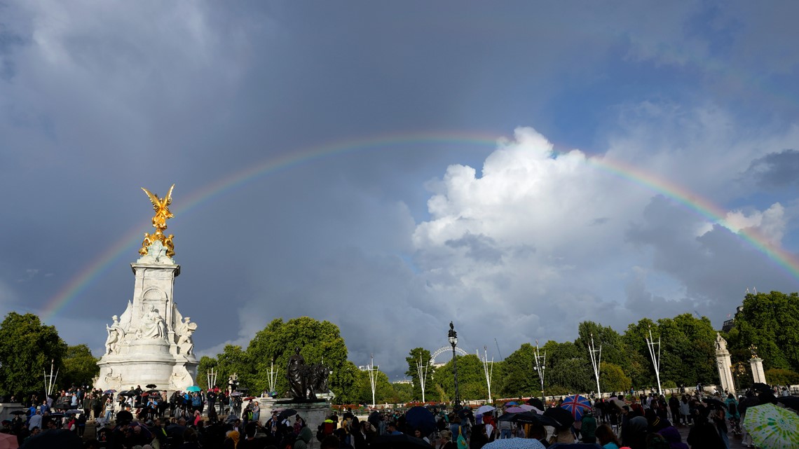 Double rainbow over Buckingham Palace as crowds mourn Queen | wusa9.com