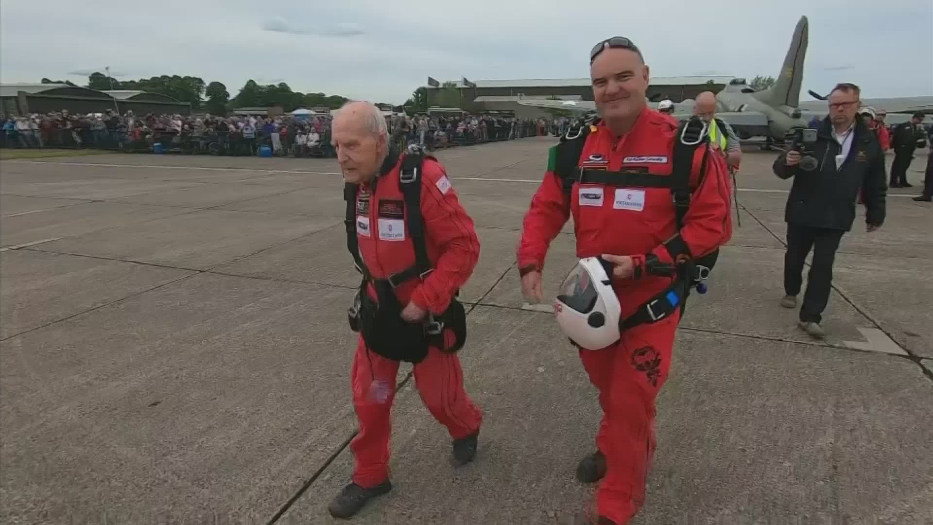 D-Day veterans in their 90s parachute into Normandy for 75th ...