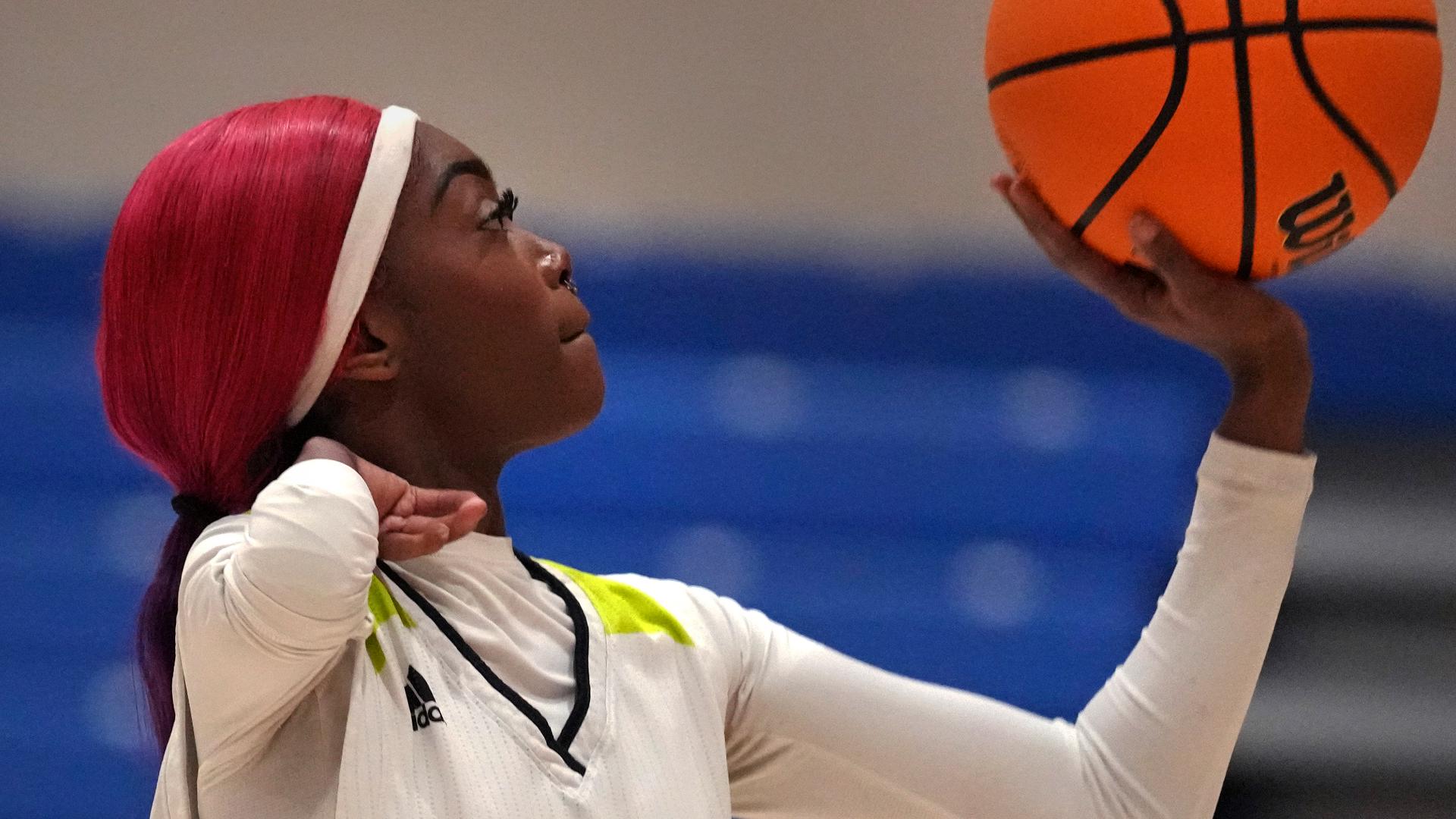 One-armed basketball player scores during game, making NCAA history ...
