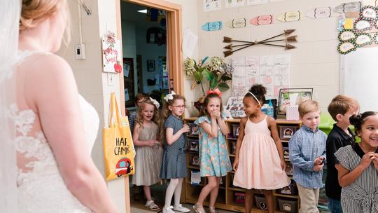 Teacher takes adorable wedding photos with kindergarteners | wusa9.com