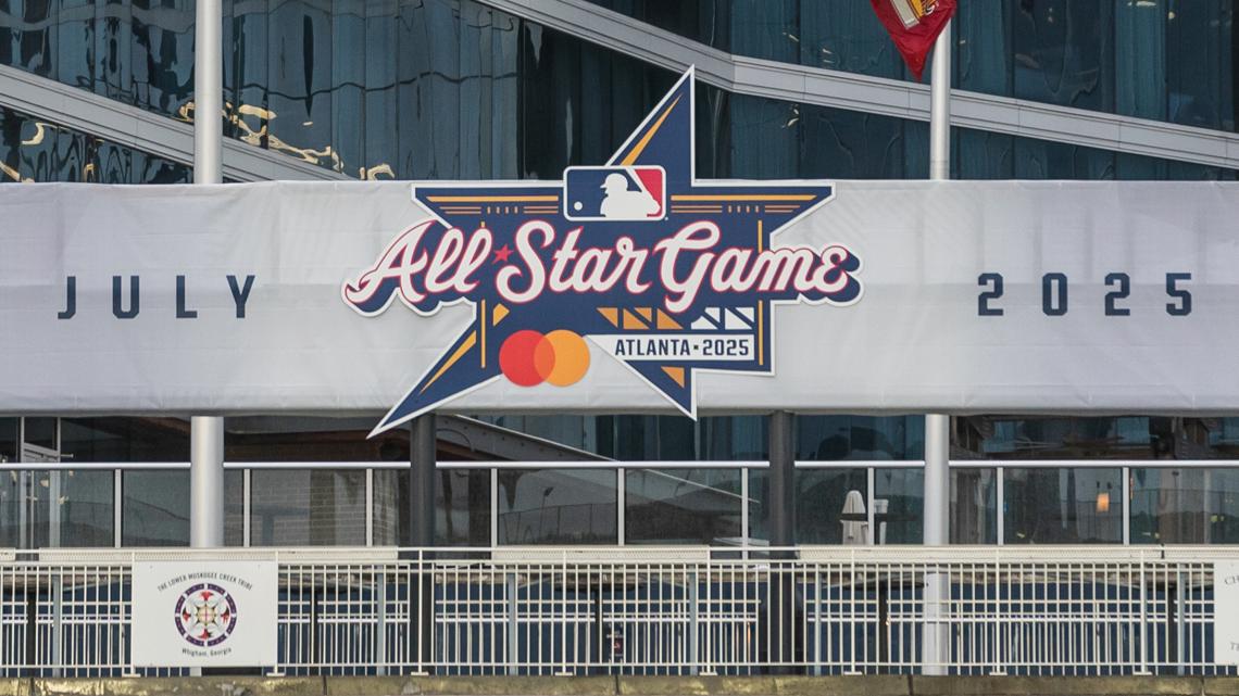 Trump official photo hangs outside USDA building, next to Lincoln ...