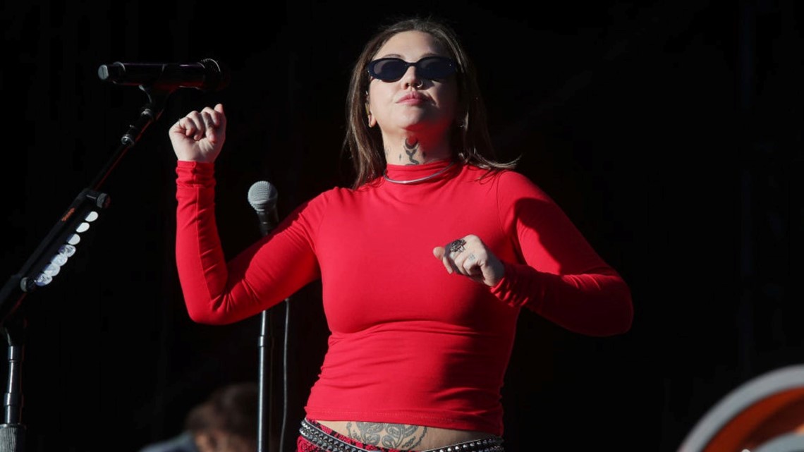 Elle King Returns to the Stage for the First Time Since Drunken Dolly ...