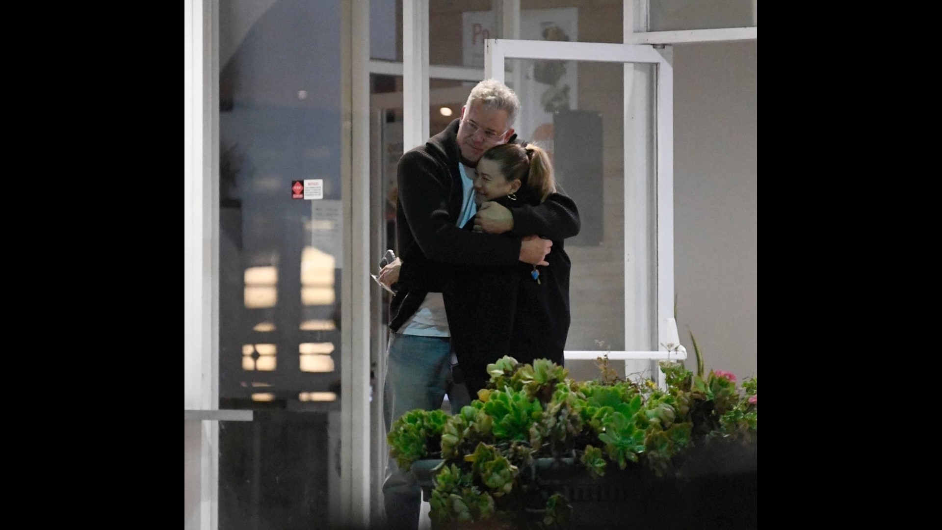 'Grey's Anatomy' Stars Ellen Pompeo and Eric Dane Adorably Hug During Night Out | wusa9.com