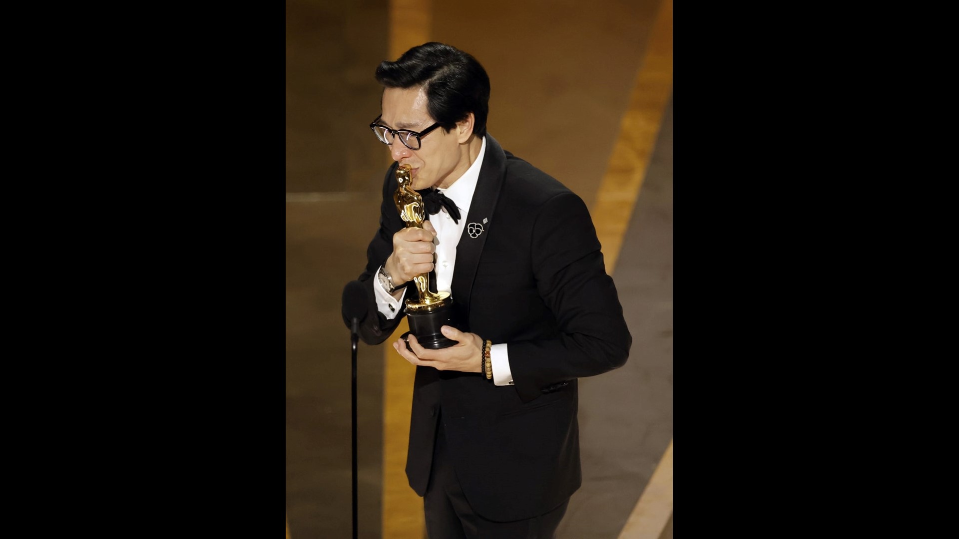 Ke Huy Quan Cries Tears of Happiness Throughout Acceptance Speech in ...