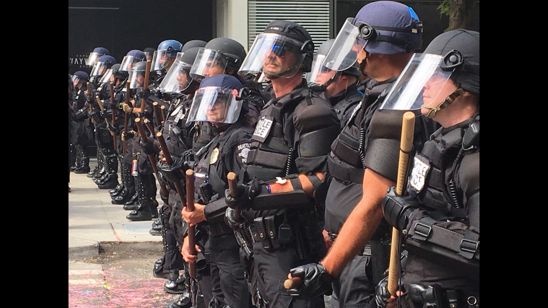 Police, protesters clash in dueling rallies in Seattle | wusa9.com