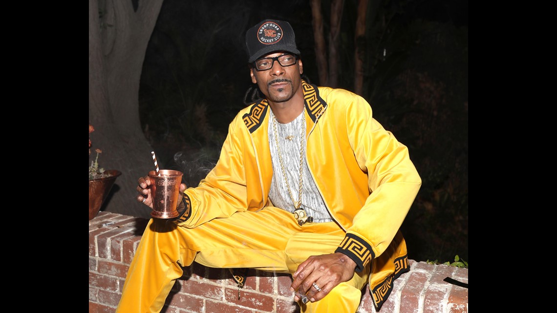 Snoop Dogg stands over Trump's dead body on album cover | wusa9.com