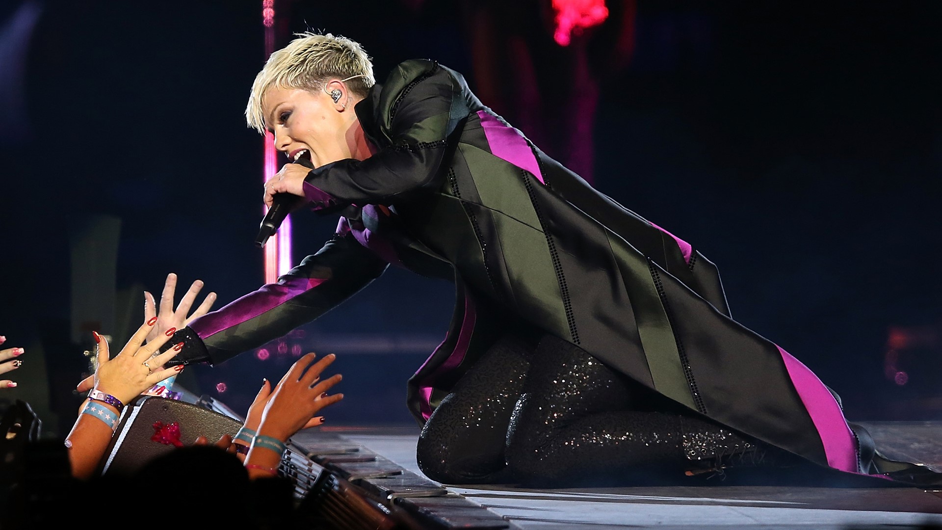 Pink stops concert to hug girl whose mother recently died | wusa9.com