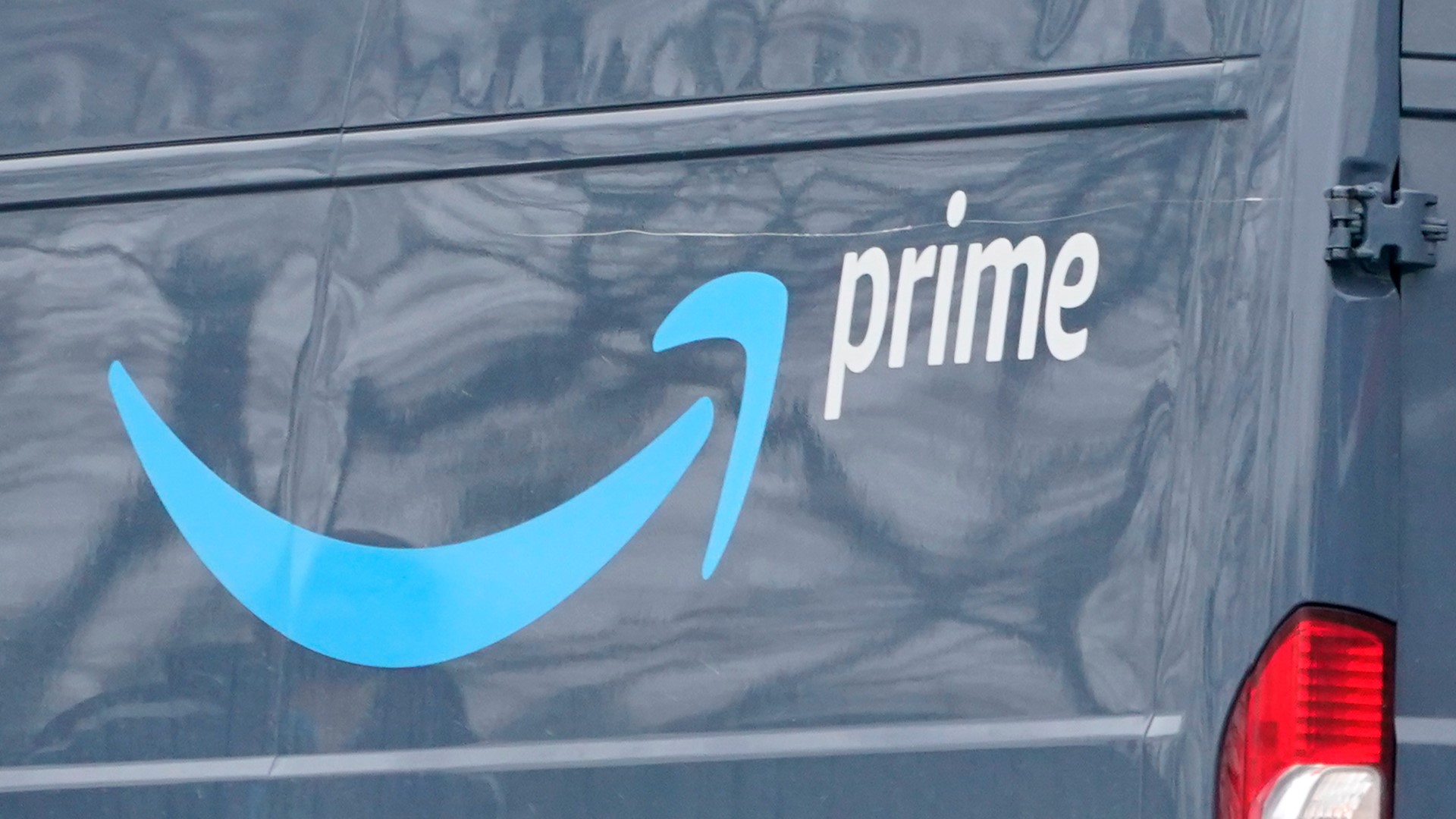Amazon driver delivering package during shootout goes viral | wusa9.com