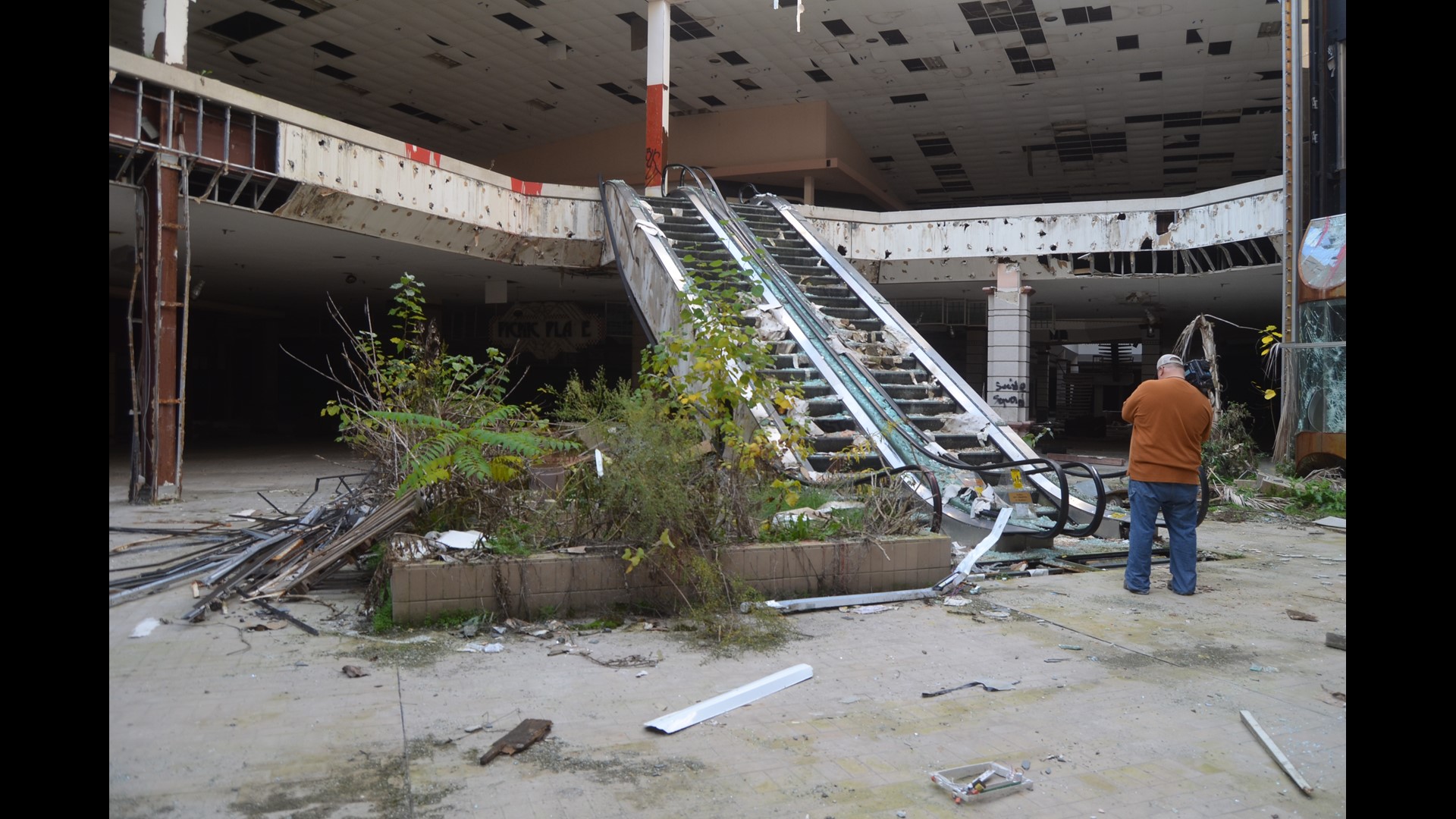 EXCLUSIVE | Video: Walk through Rolling Acres Mall one final time ...