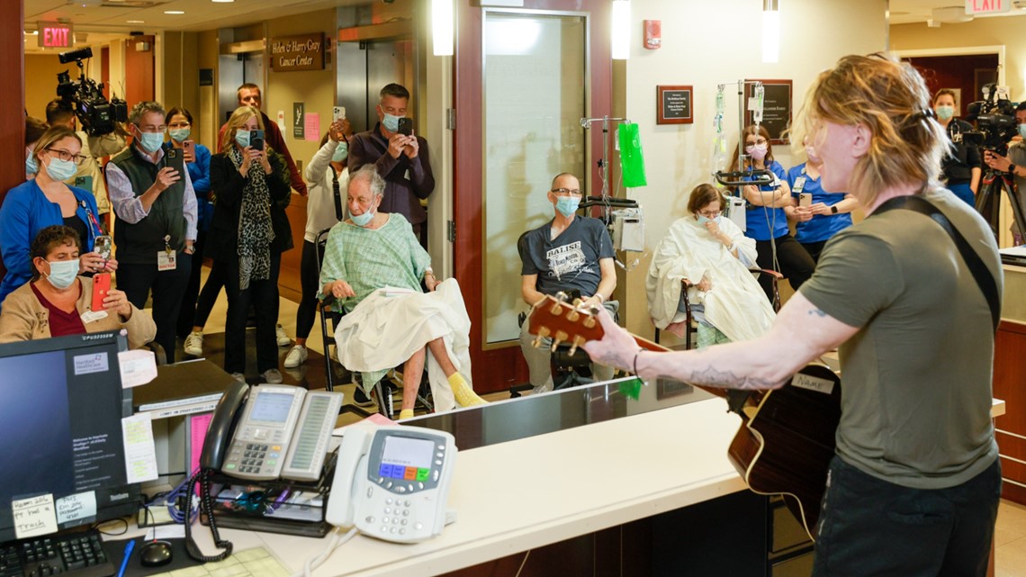 Goo Goo Dolls' Johnny Rzeznik sings for Conn. Hospital patients | wusa9.com