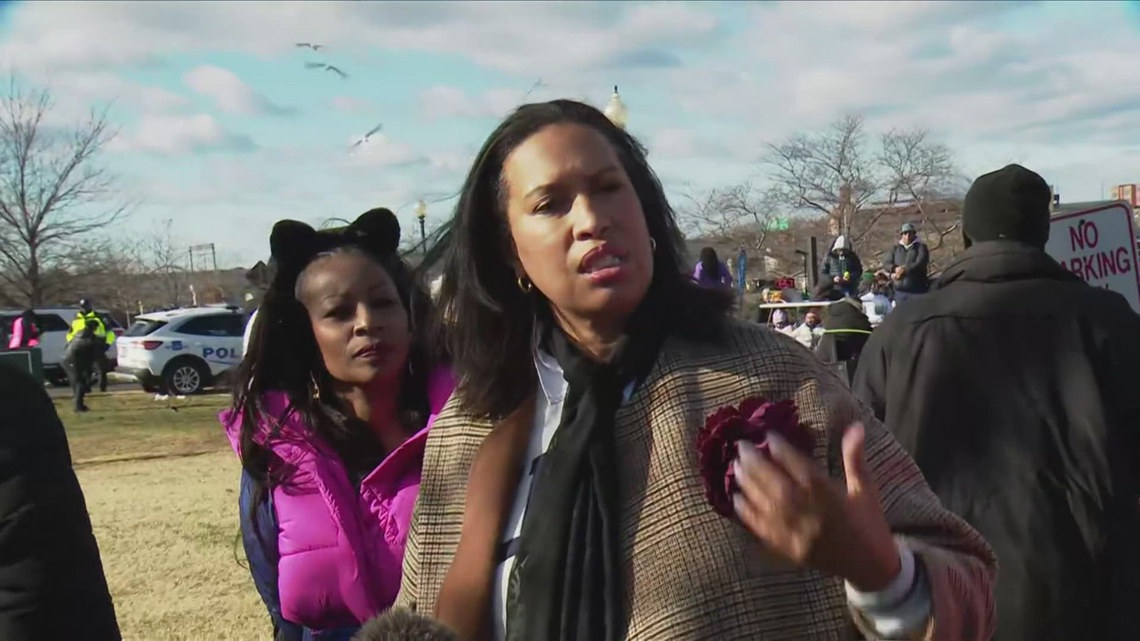 DC Mayor meets with Trump, wants federal workers to return to in-office ...