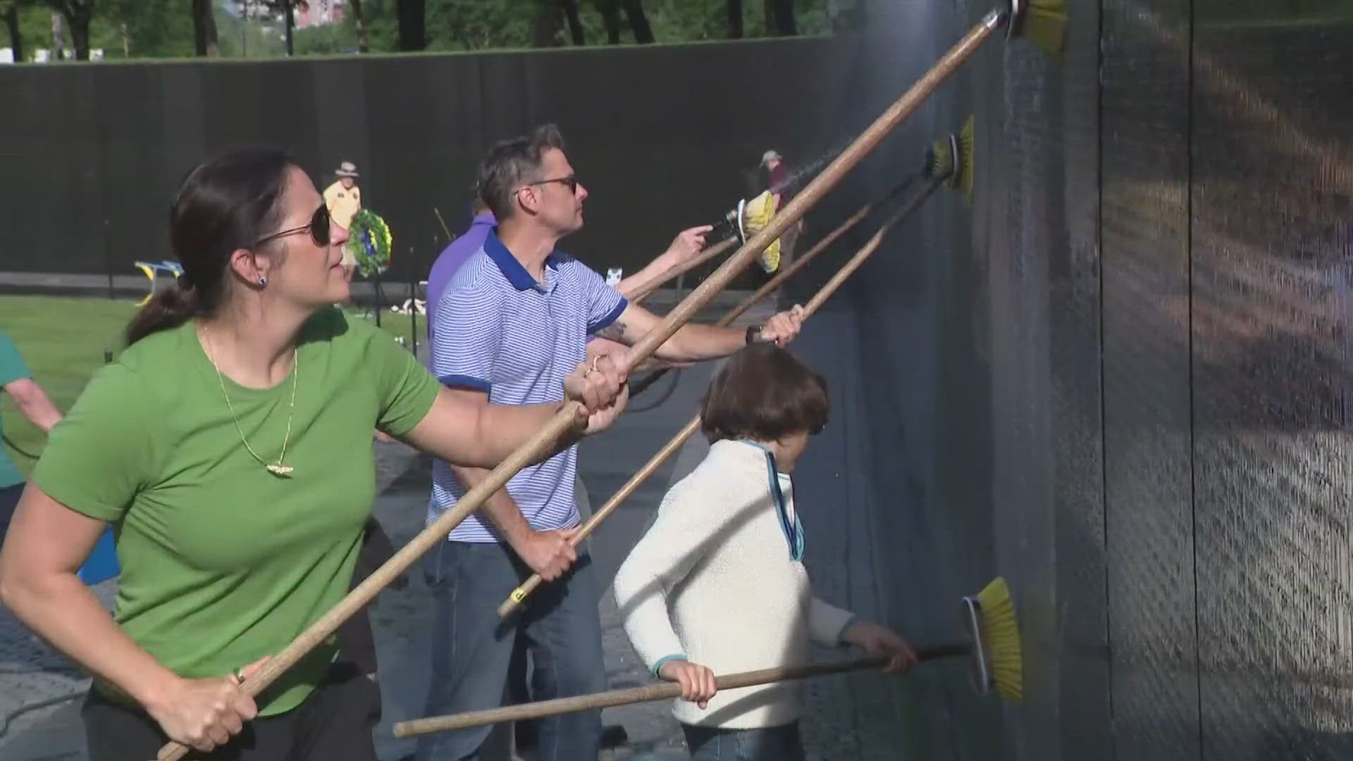Families honor veterans by cleaning Vietnam Memorial | wusa9.com