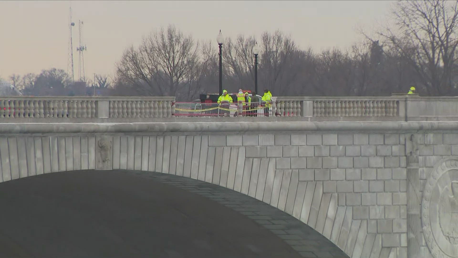 Dashcam video shows car crashing, driving off Memorial Bridge into ...