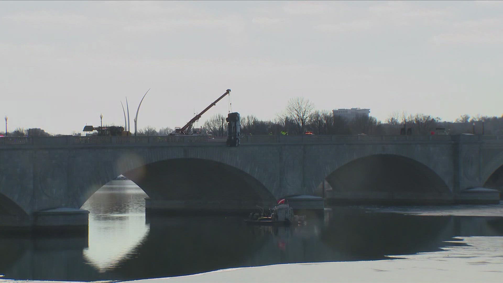 Arlington Memorial Bridge remains damaged one year after fatal crash ...