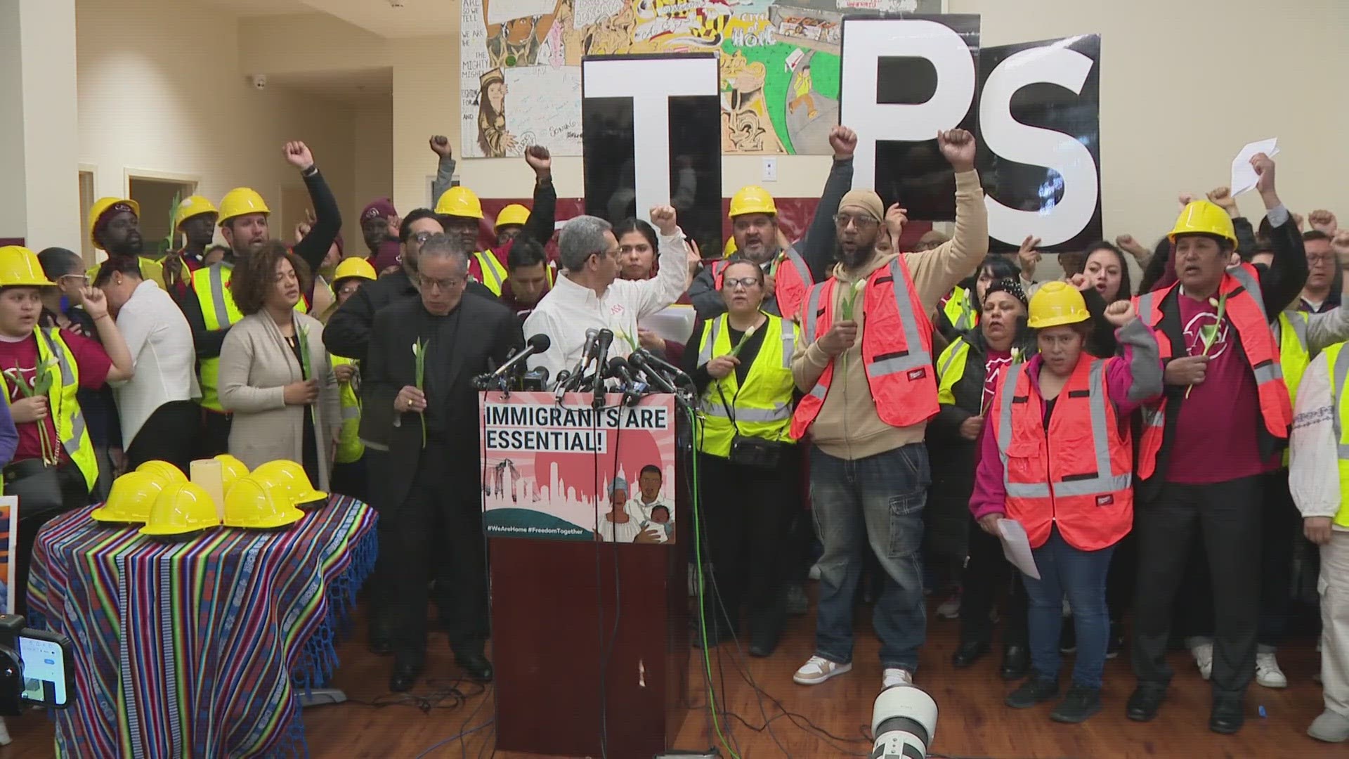 Construction workers honor victims lost in Baltimore bridge collapse ...