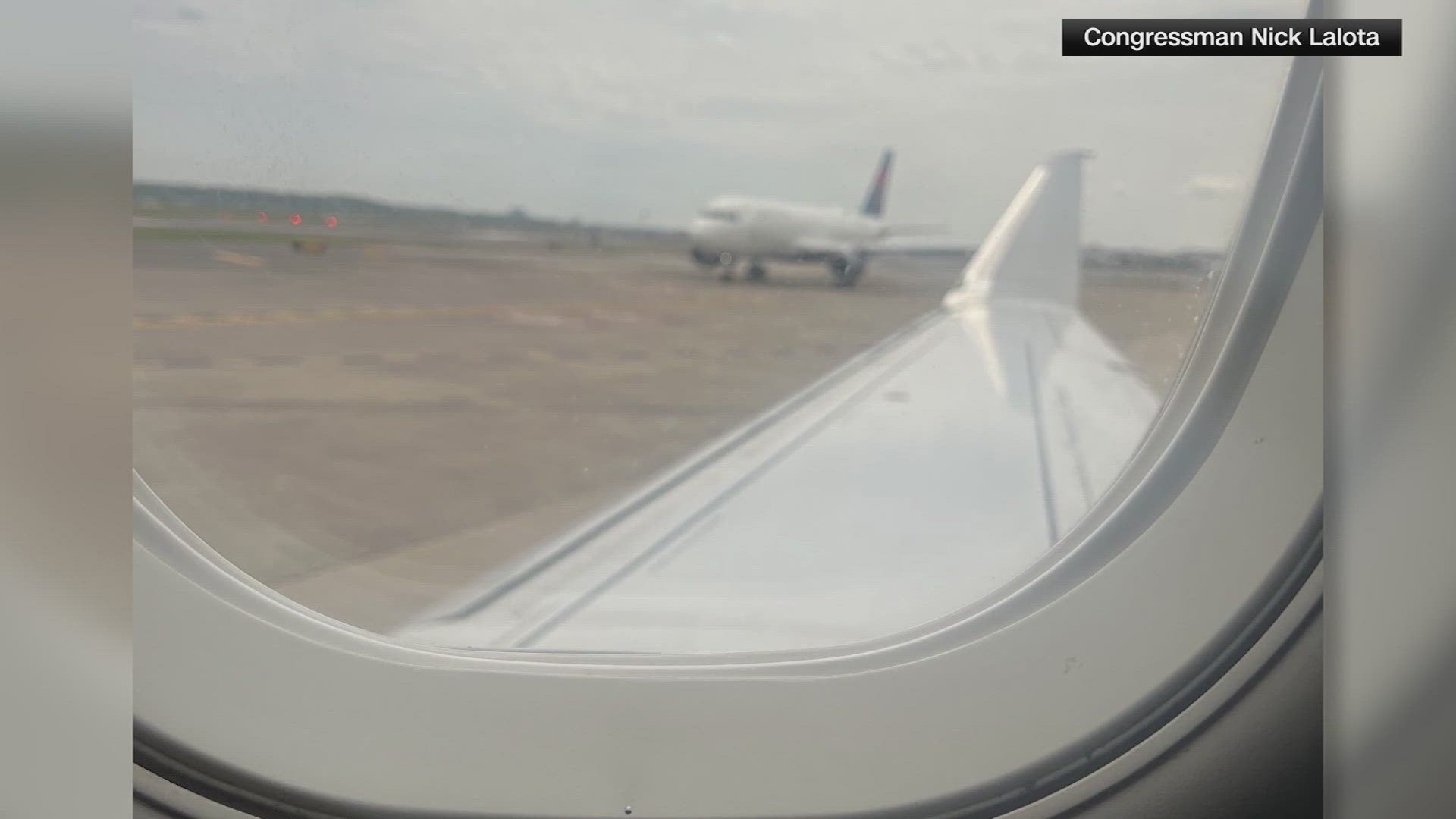 Plane clips another plane on DCA tarmac, FAA investigates | wusa9.com