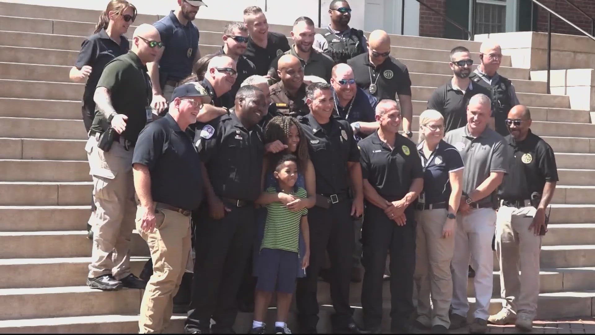 Teen girl travels across the nation to hug police officers | Get ...