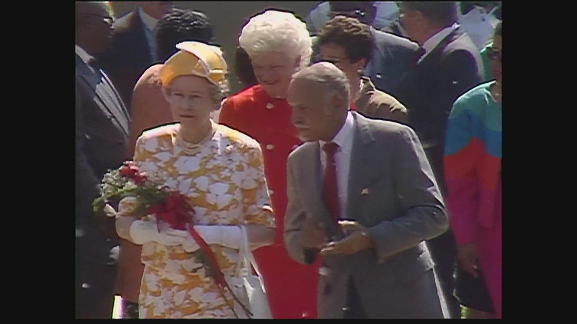 A look back at Queen Elizabeth II's 1991 DC visit and the hug that made ...