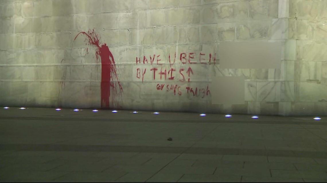 Washington Monument defaced with red paint, man in custody | wusa9.com