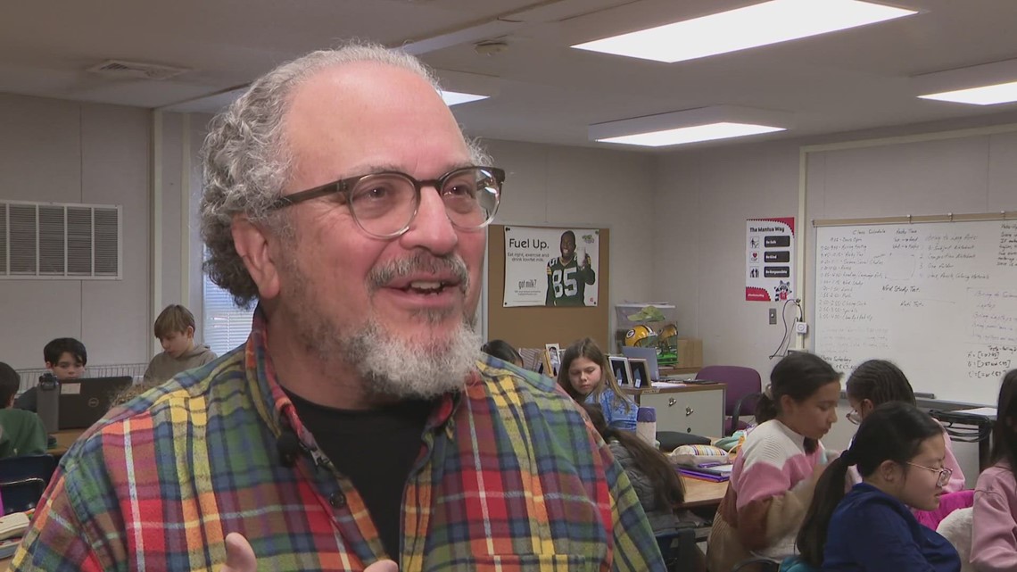 How elementary teacher uses football to explain math lessons | wusa9.com