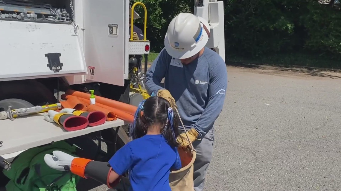 Big Truck Day celebrated at Floris Elementary | wusa9.com