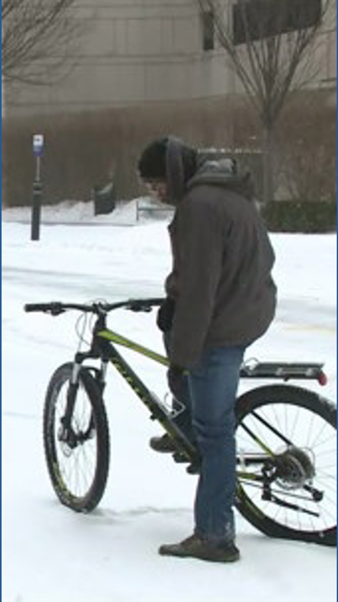 Bicyclists take on Fairfax County snow storm | wusa9.com