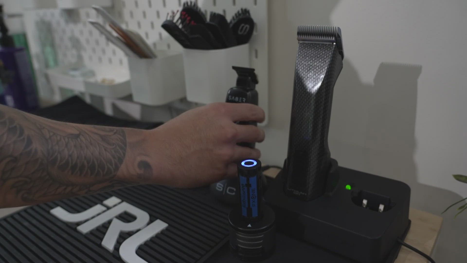 Local barber cuts hair for top athletes | wusa9.com