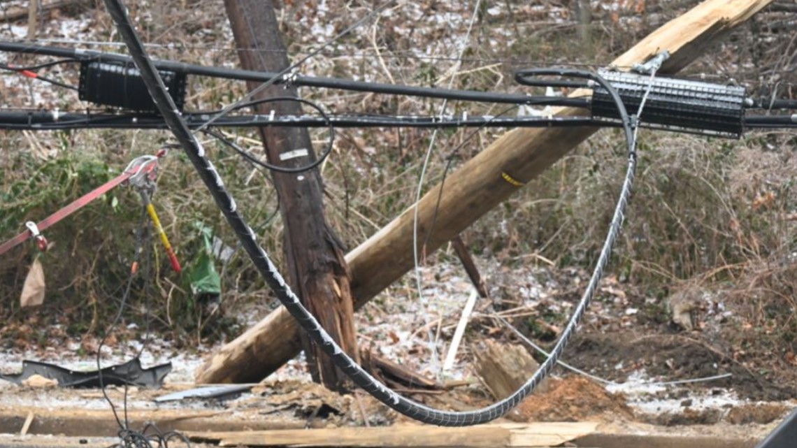 Car crashes into utility pole causes outages in Southeast D.C. | wusa9.com