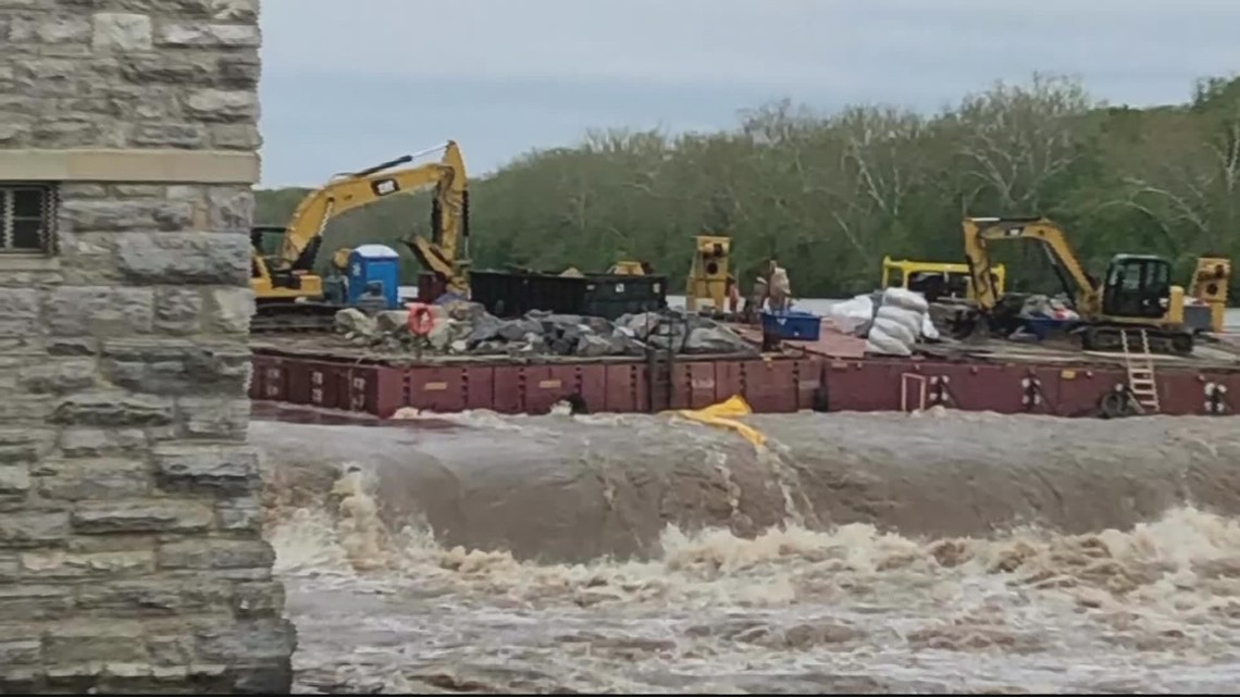 Construction barges halt in Potomac River and leave community members worried | wusa9.com