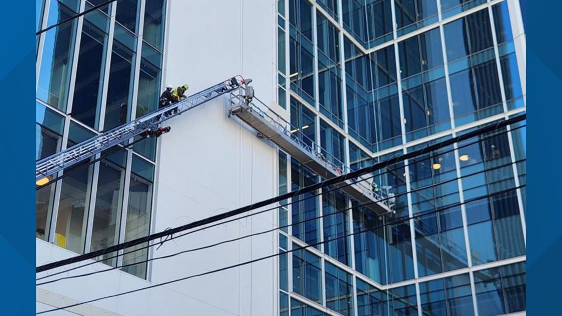 Window washers get stuck outside Bethesda building | wusa9.com
