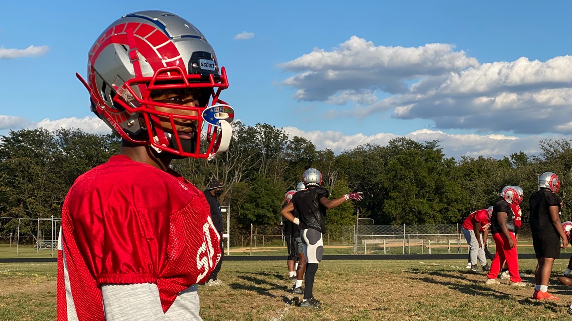 Suitland High School seniors rebuilding football program | wusa9.com