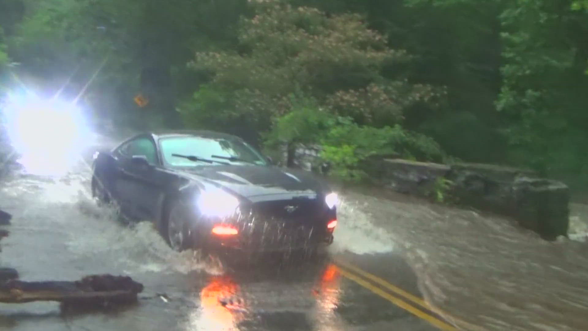 Flood sign fails near Broad Branch Road crossing | wusa9.com