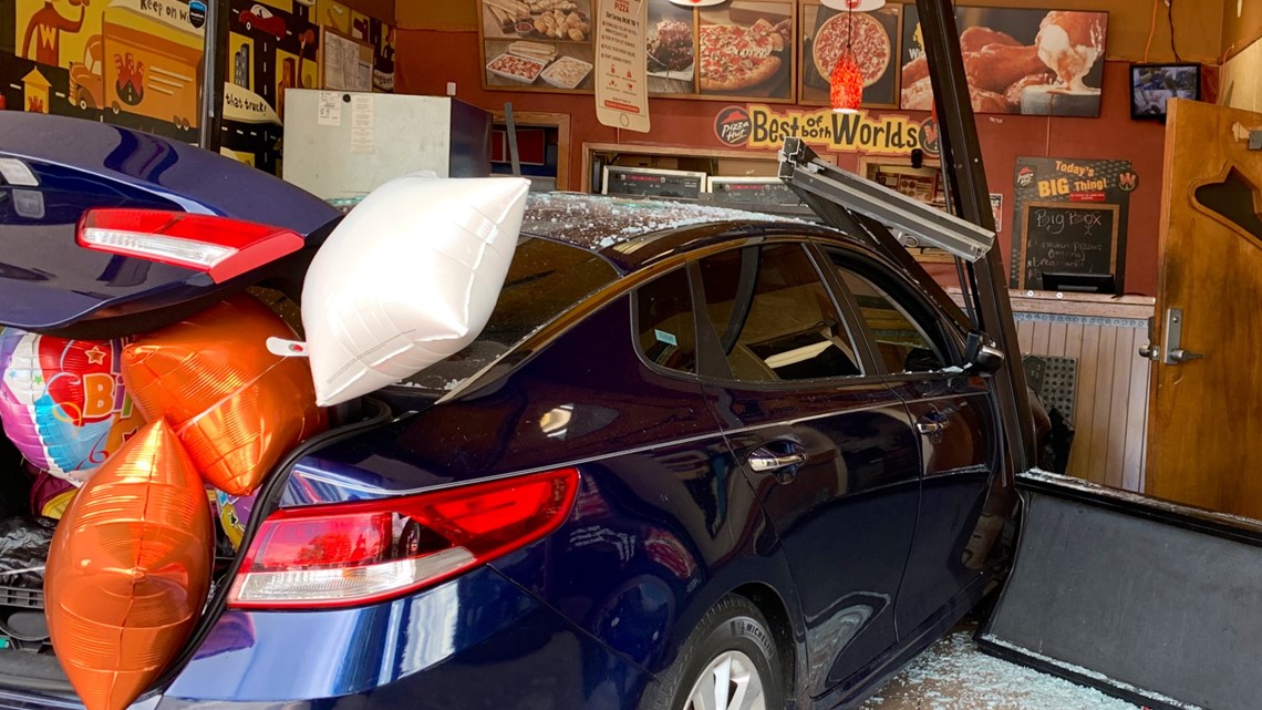 Vehicle crashes into Pizza Hut in Northeast DC | wusa9.com