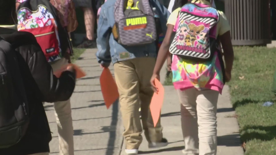 Parents, kids concerned about Federal surge as they return to school ...