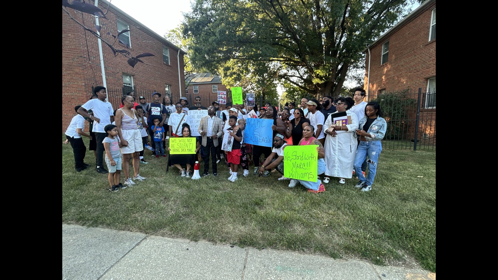 Ward 8 residents rally to keep longtime DPR employee where he is ...