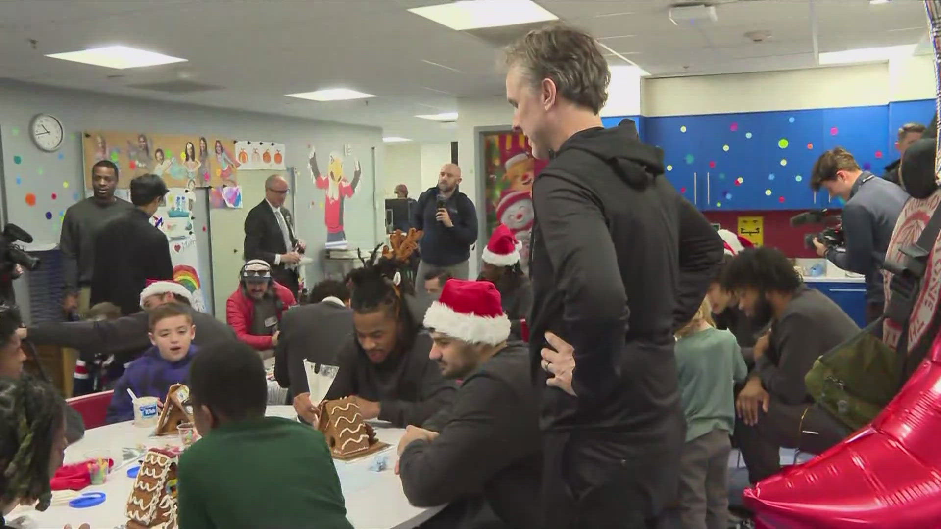 Elves and Wizards visit Georgetown Hospital | wusa9.com