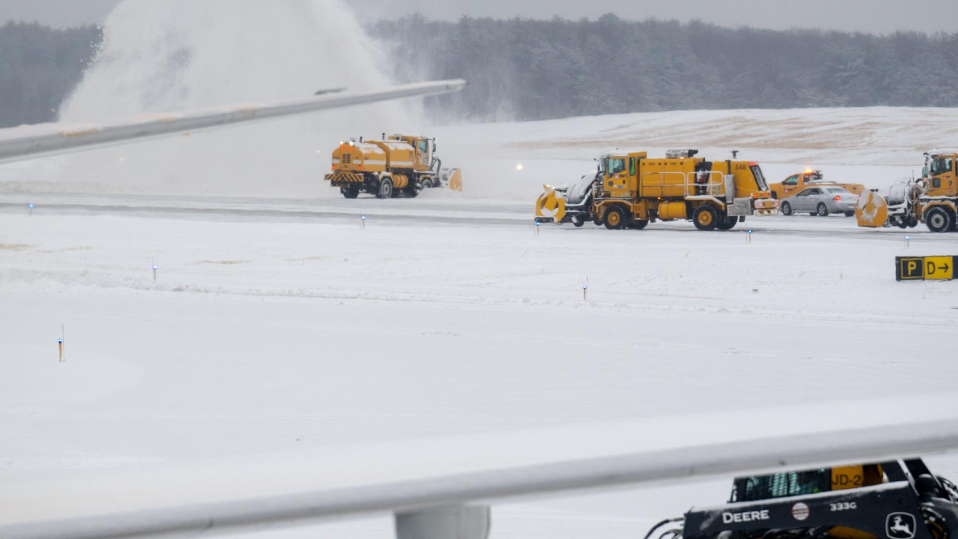 Hundreds of flights canceled, delayed because of snow in the DMV ...