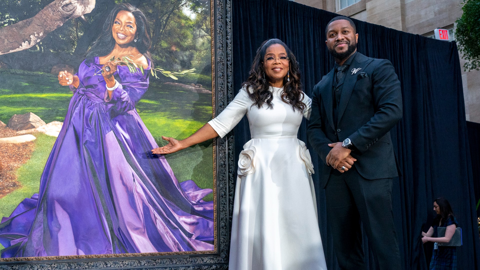 Oprah Winfrey portrait unveiled at National Portrait Gallery | wusa9.com