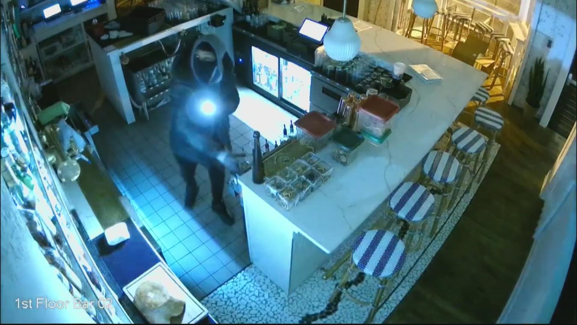 Video of burglary caught on camera at DC restaurant and bar | wusa9.com