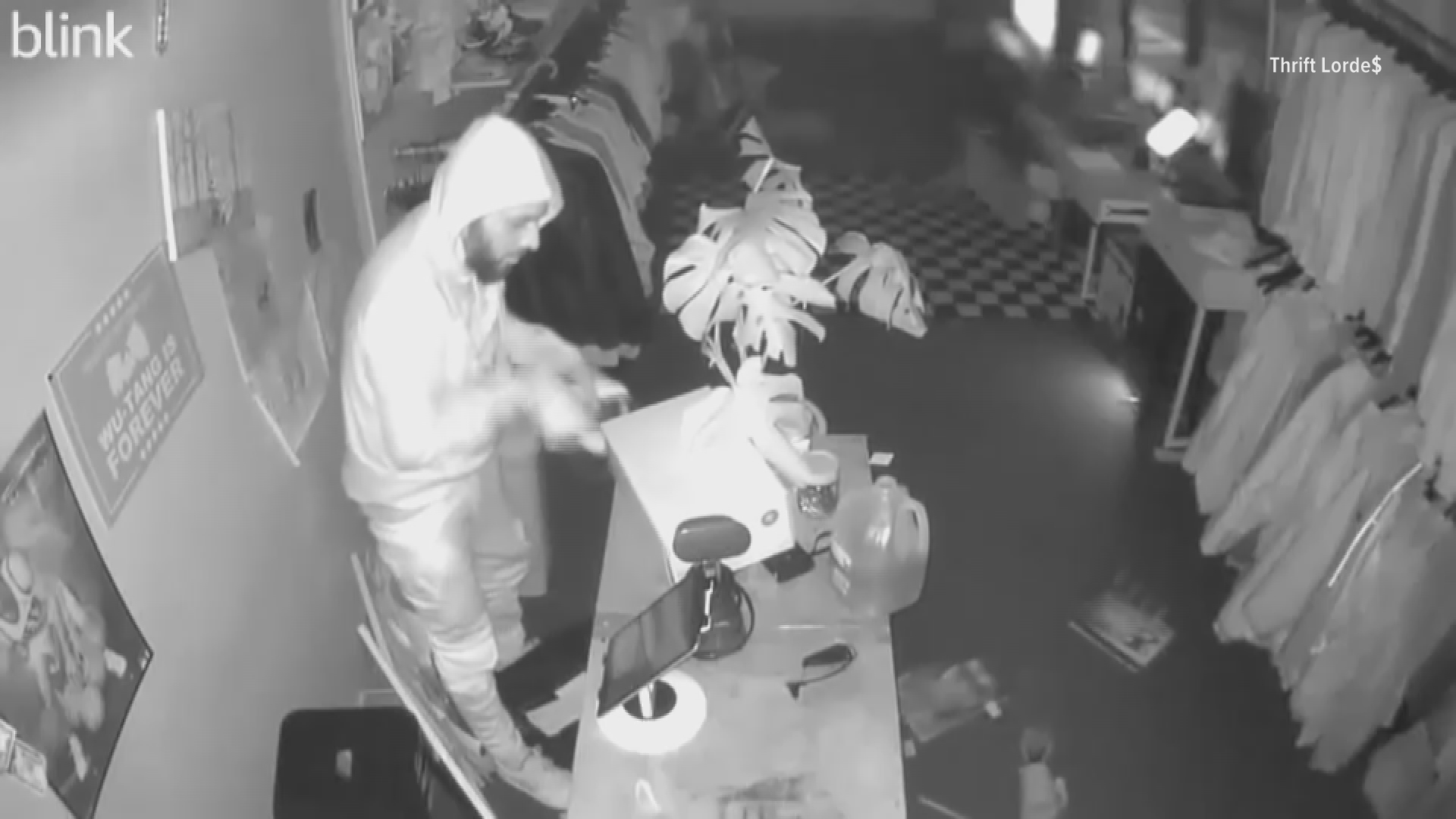 Police search for thief who broke into Thrift Lorde$ | wusa9.com