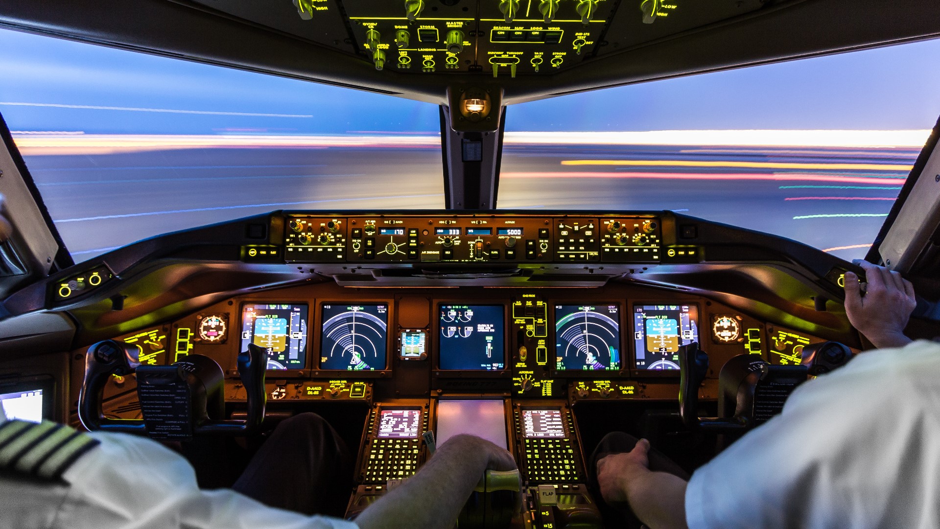 Man accused of trying to open cockpit door on flight to Dulles | wusa9.com