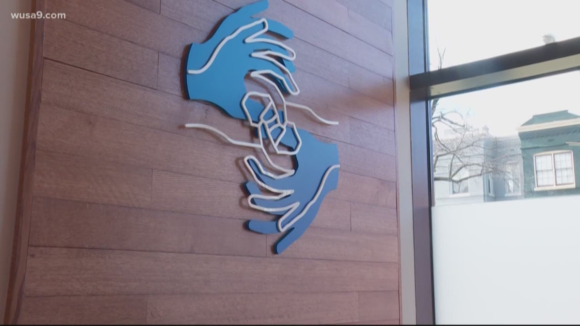 Chase opens bank to assist DC's deaf, hard of hearing community | wusa9.com