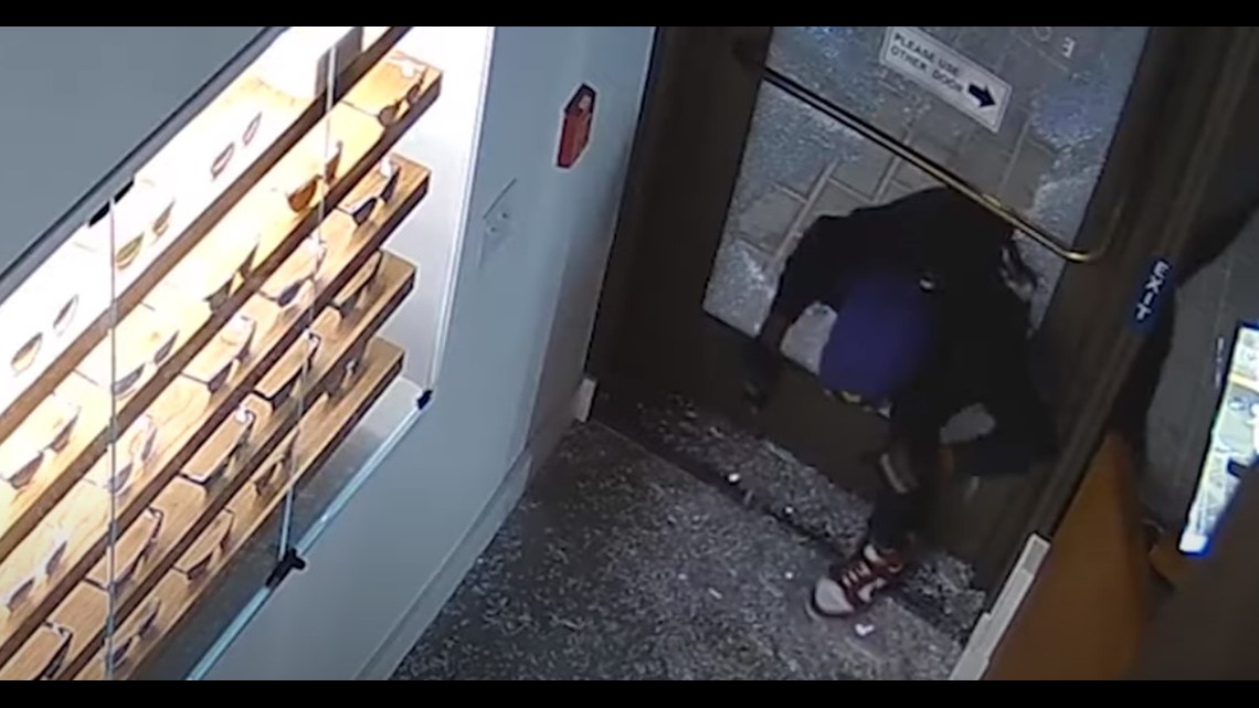 Video released of suspects robbing store in SW DC | wusa9.com